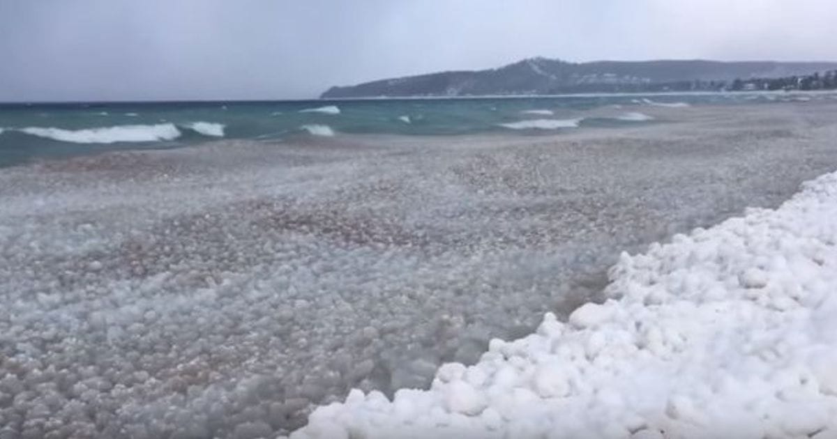 Jezero Mičigen zasuto ledenim lopticama (VIDEO)